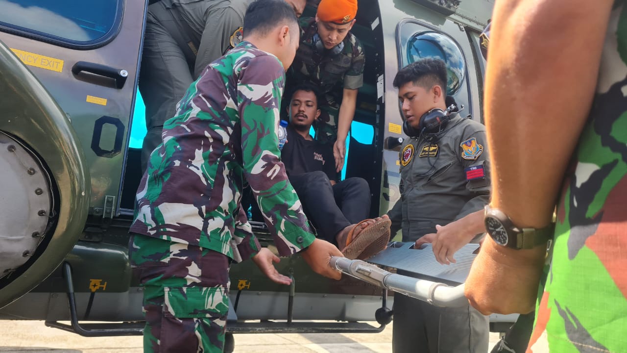 Heli Caracal TNI AU Kembali Hadir untuk Masyarakat Terisolir Bencana Sumatera - Kicaunews